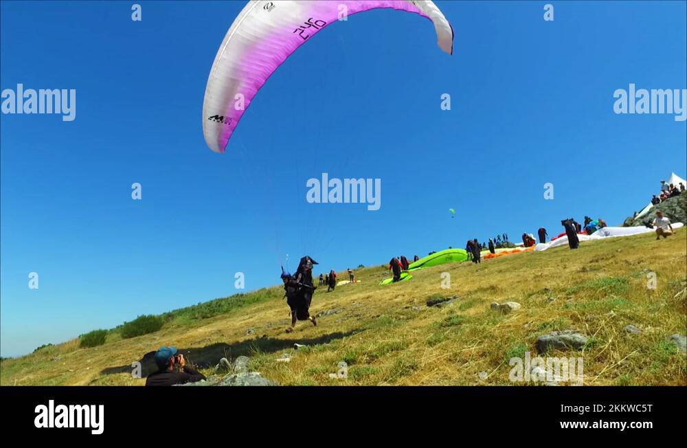 Voar pelos céus do Parque Natural da Serra da Estrela Stock Video ...