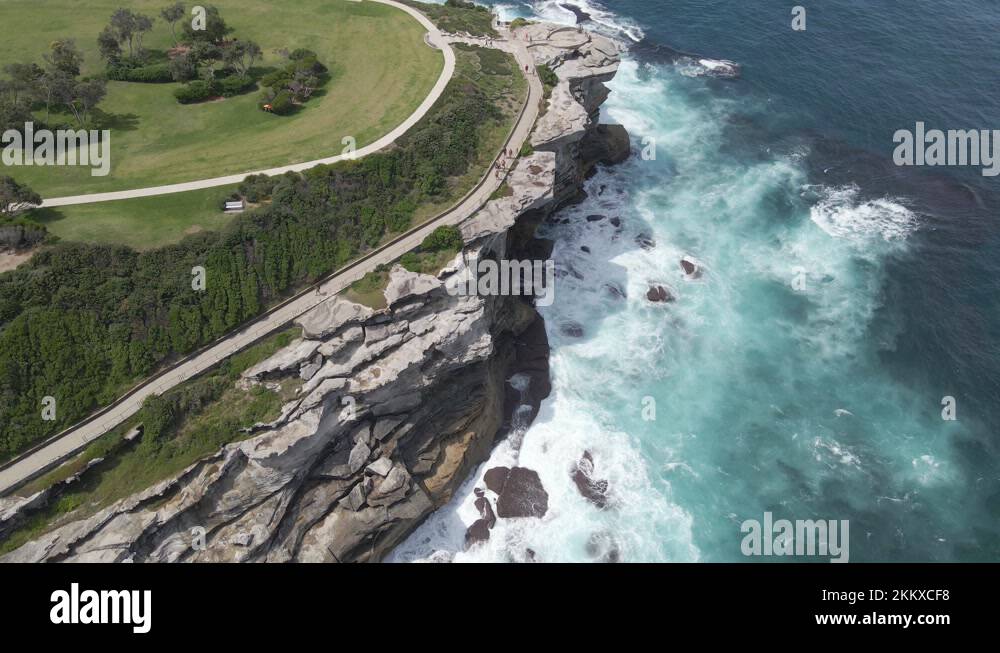 Coastal Walk At Mackenzies Point Peninsula With Marks Park In Tamarama ...