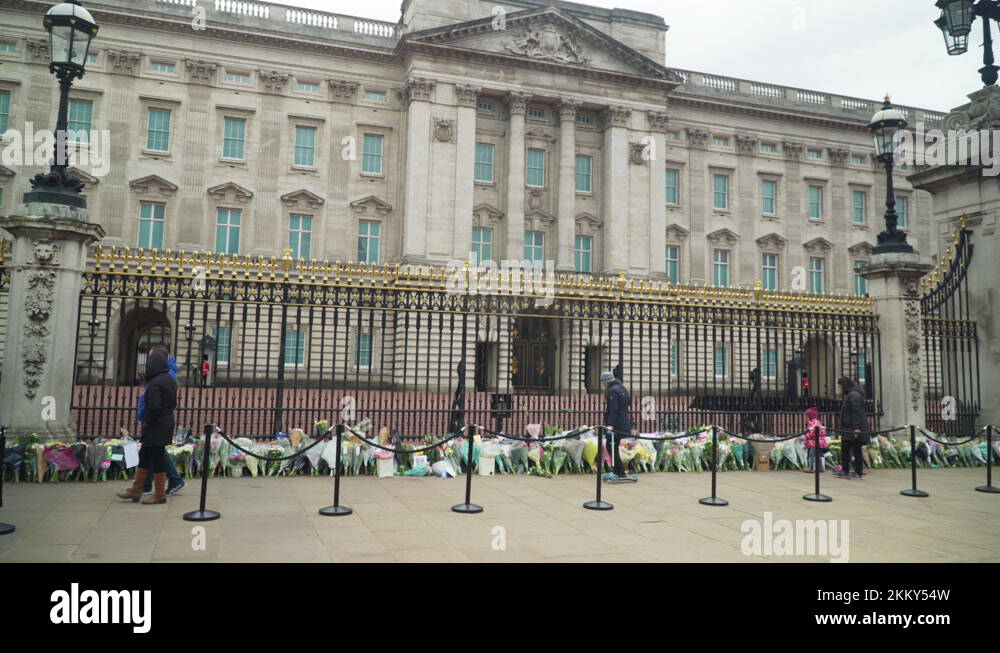 Rows of flowers in memory of Prince Philip outside Buckingham Palace ...