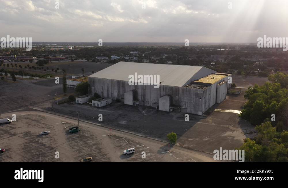 Run down warehouse Stock Videos & Footage - HD and 4K Video Clips - Alamy