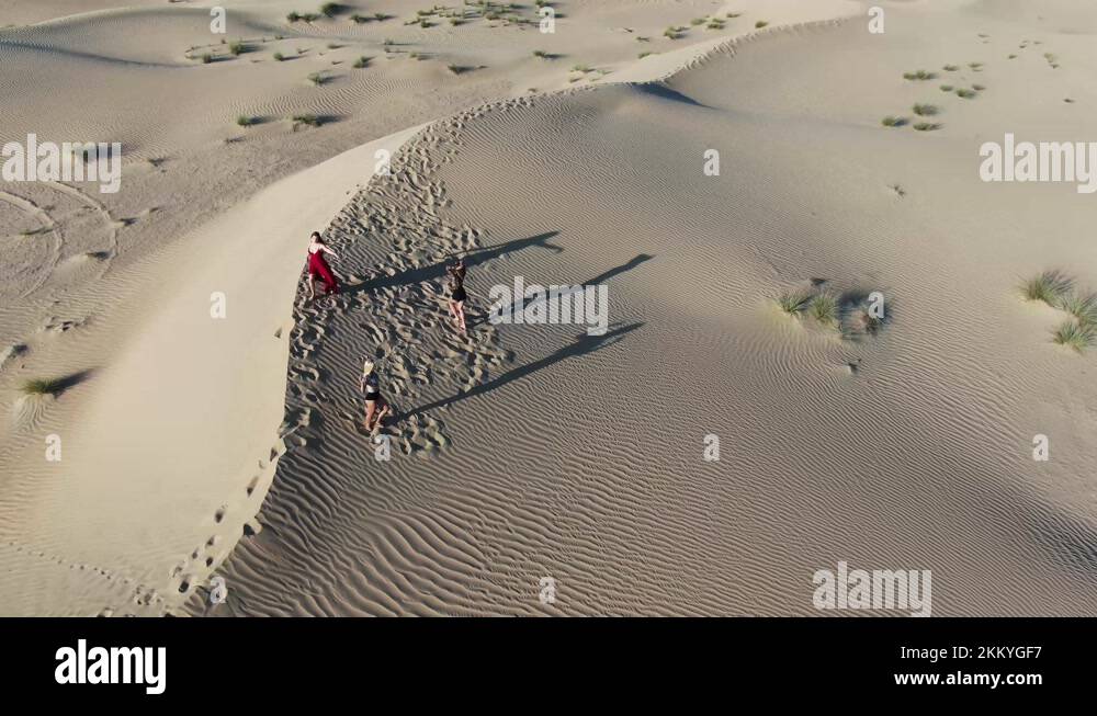 Women are dancing in the middle of the desert, Rub al Khali desert, 4k ...