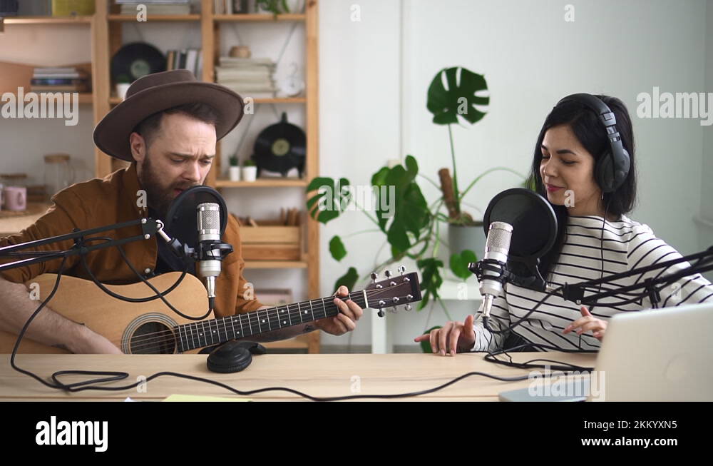 Table singer Stock Videos & Footage - HD and 4K Video Clips - Alamy