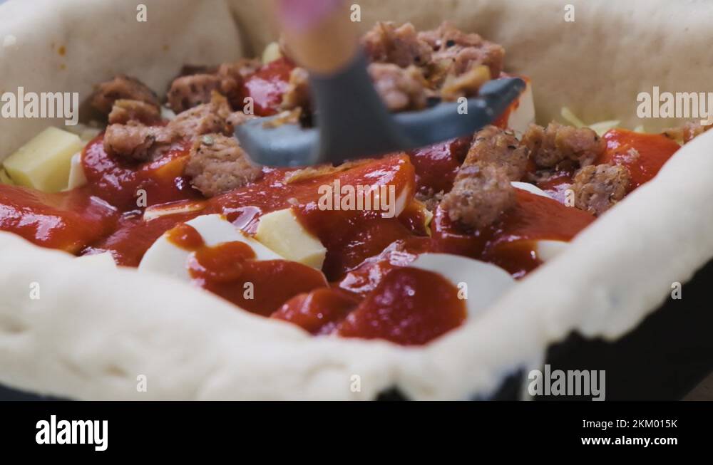 Deep pan pizza Stock Videos & Footage - HD and 4K Video Clips - Alamy