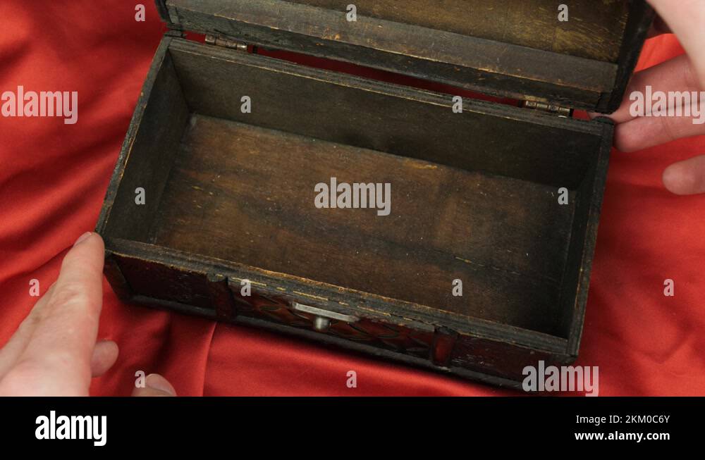 Empty treasure chest Stock Videos & Footage - HD and 4K Video Clips - Alamy