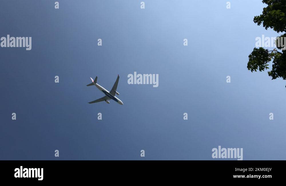 Singapore: SriLankan A330 plane after takeoff from Changi Airport, 4K ...