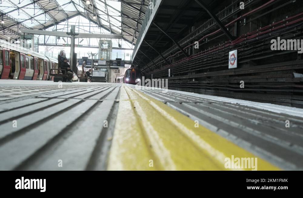 Circle line platform Stock Videos & Footage - HD and 4K Video Clips - Alamy