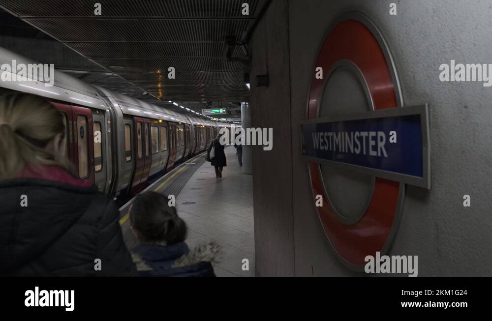 Circle line tube train Stock Videos & Footage - HD and 4K Video Clips ...