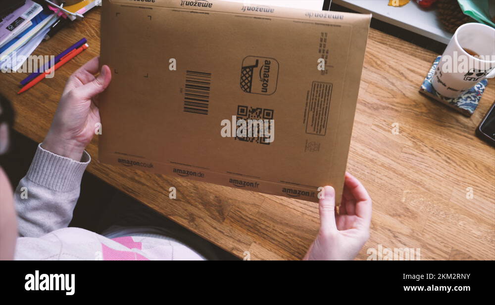 amazon Delivery envelope prime parcel with Avery Products Corporation ...