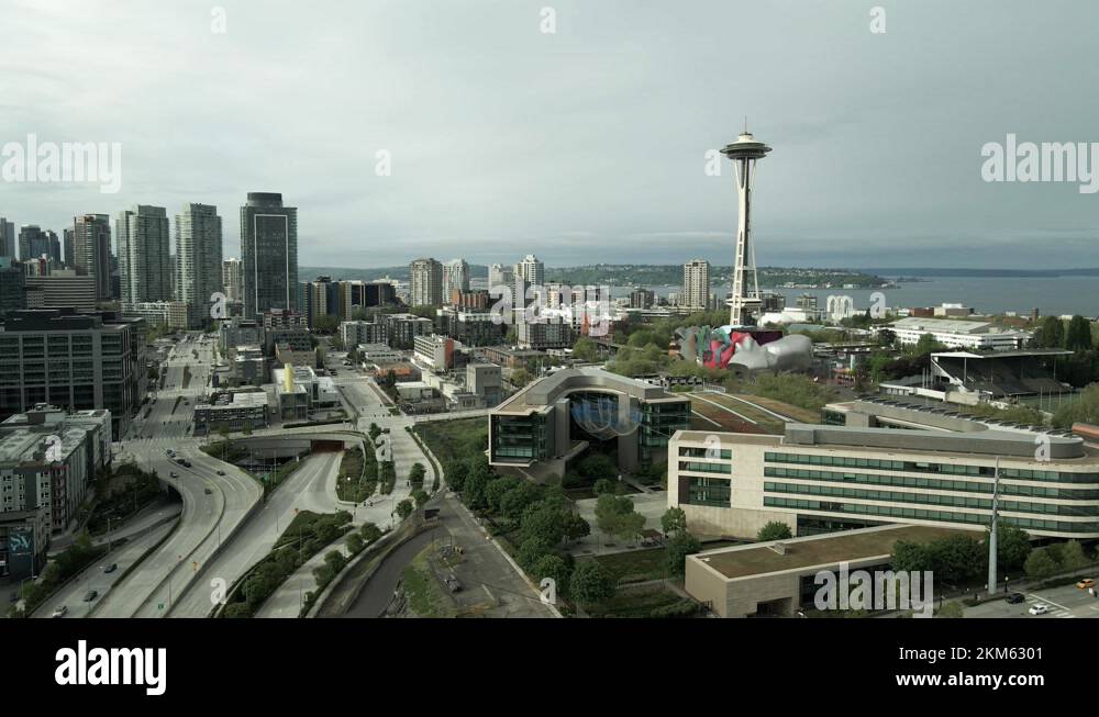 Cloudy day over iconic Seattle skyline and waterfront in the distance ...