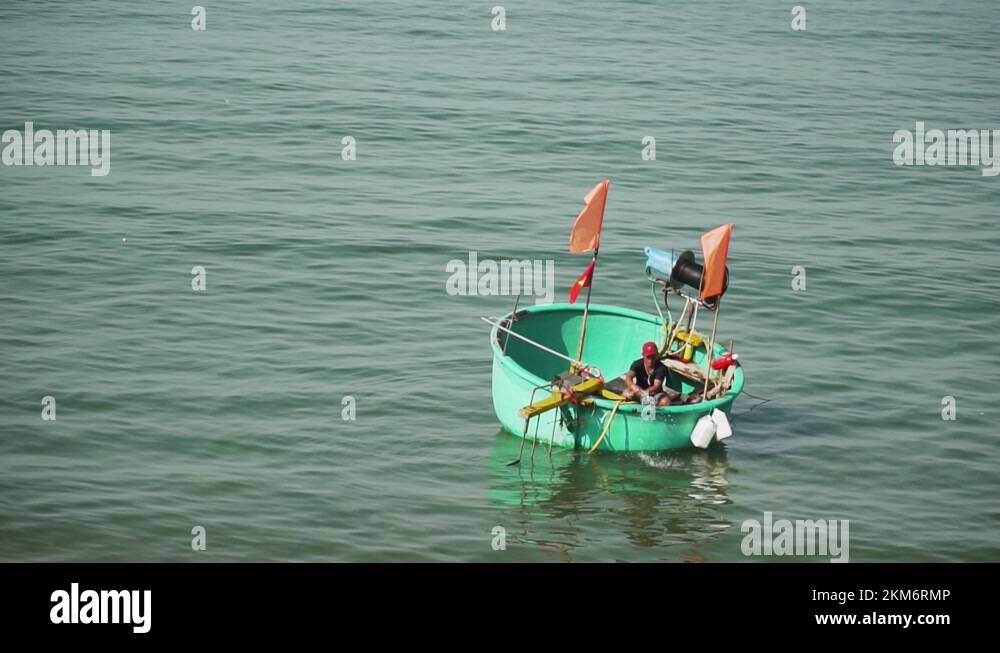 Coracle basket boat Stock Videos & Footage - HD and 4K Video Clips - Alamy