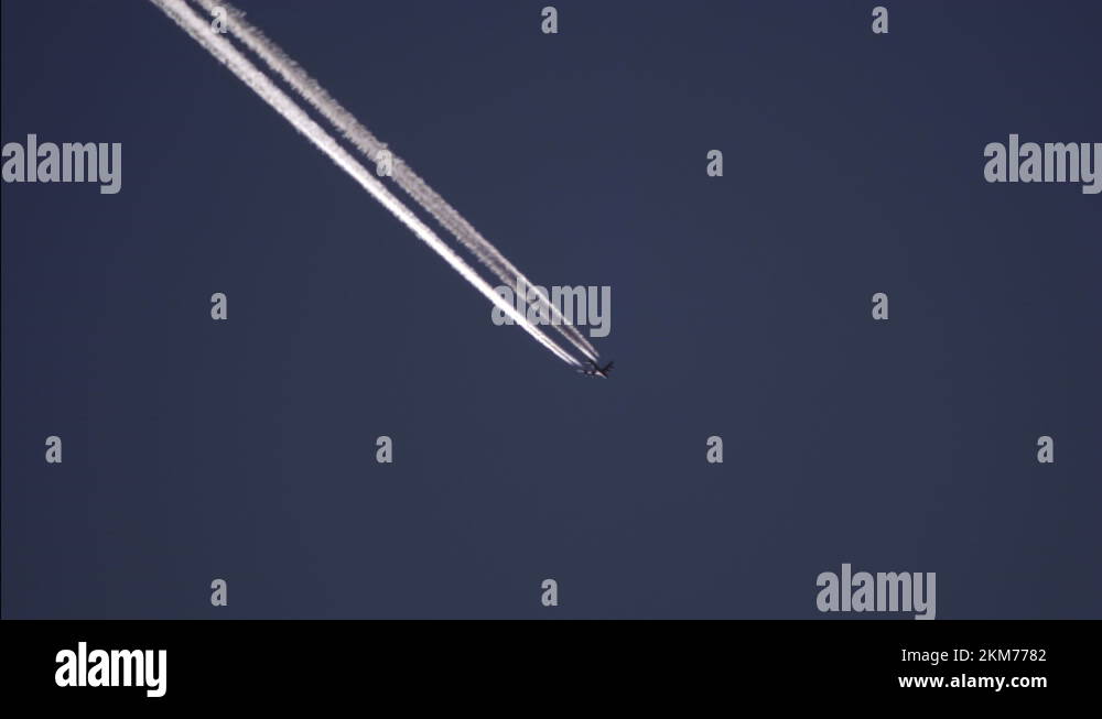 Boeing 747 contrail Stock Videos & Footage - HD and 4K Video Clips - Alamy