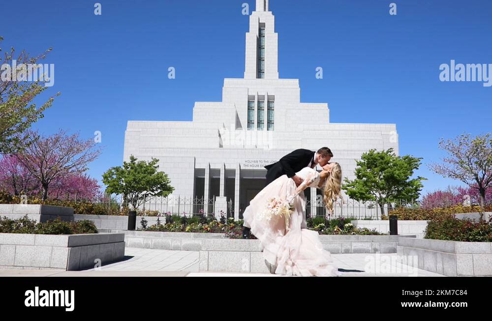 LDS Mormon Newlywed Couple Kissing in front of Draper Temple Stock ...