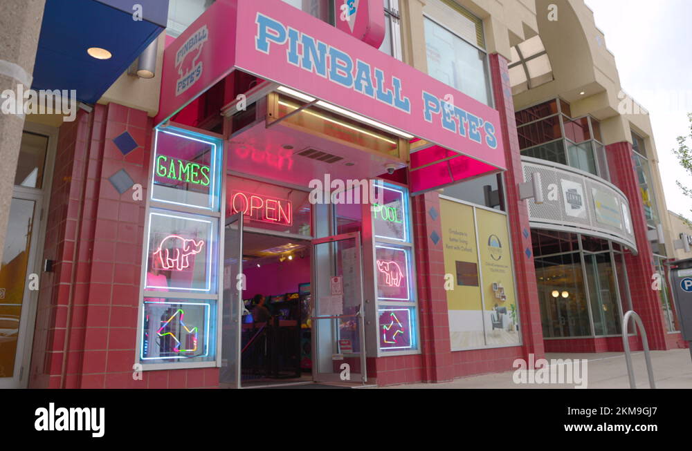 Pinball Petes Arcade exterior establishing tilt Stock Video Footage - Alamy