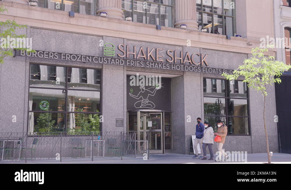 Shake Shack restaurant exterior establishing downtown Detroit 4k Stock ...