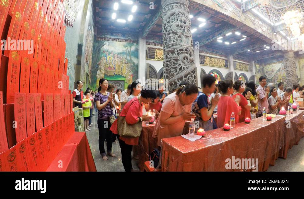 Chinese people pray in Kek Lok Si temple Stock Video Footage - Alamy