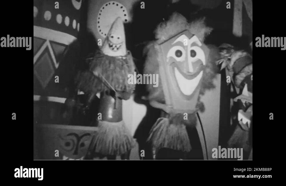 1950s: Animatronic animals and children dance and move in It's a Small ...