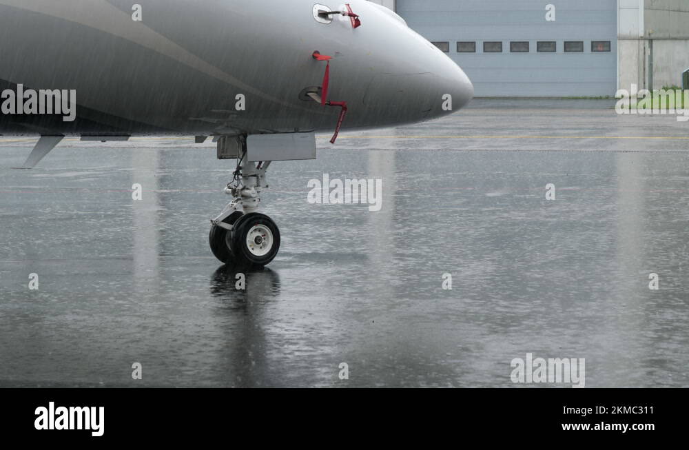 Aircraft wheel rain Stock Videos & Footage - HD and 4K Video Clips - Alamy