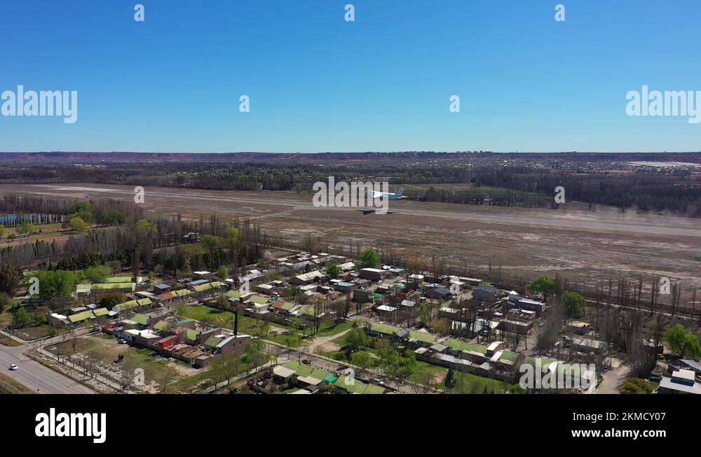 Drone films takeoff of the ANTÓNOV, the world's largest Russian plane ...