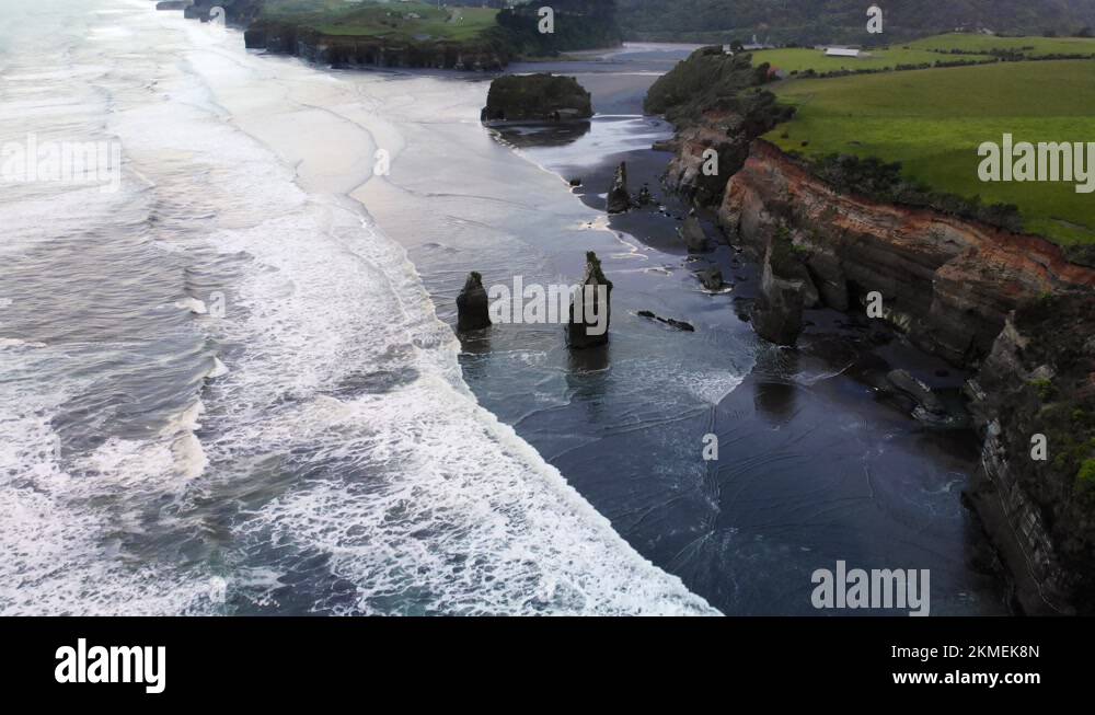 Foamy Ocean Waves And Famous Three Sisters And Elephant Rock In North ...