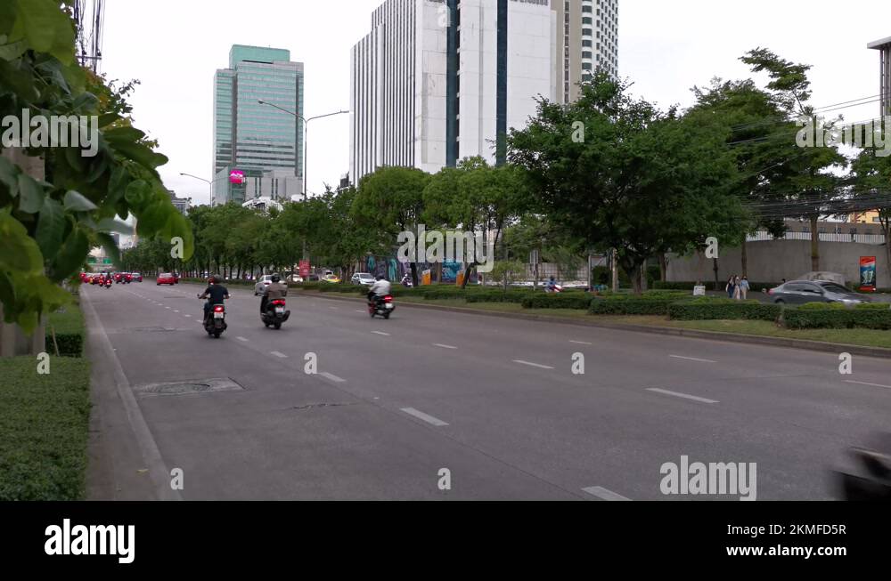 4K Vehicle Traffic Commuting Along Ratchadaphisek Road in Bangkok Stock ...
