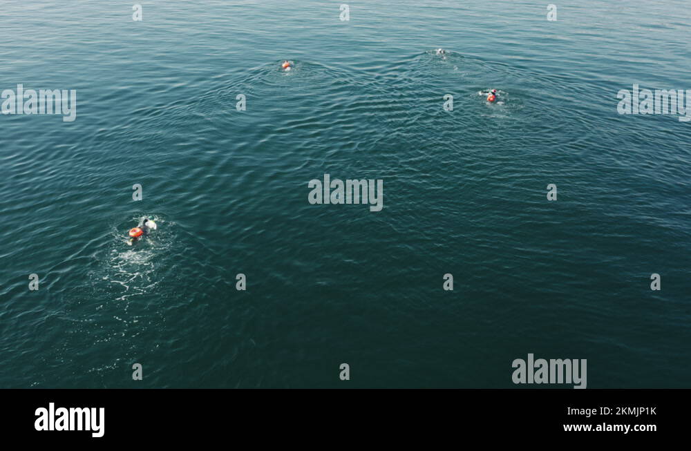 People learn to swim in rough conditions of the oceanic stream Stock ...