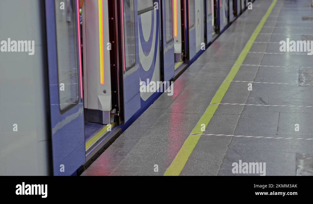 Subway train doors open Stock Videos & Footage - HD and 4K Video Clips ...