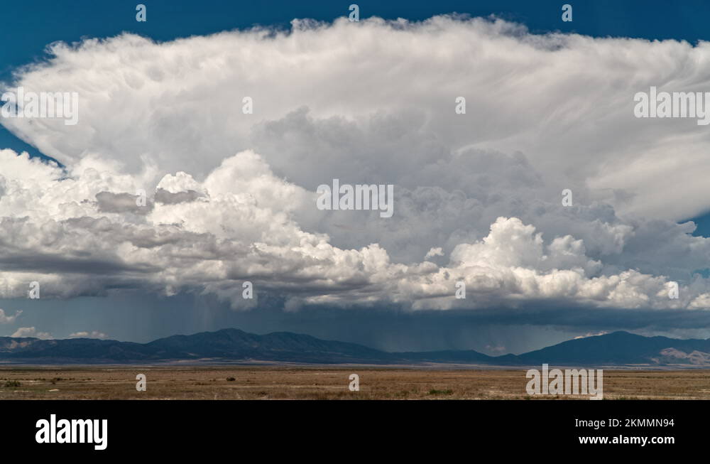 Giant rain clouds Stock Videos & Footage - HD and 4K Video Clips - Alamy