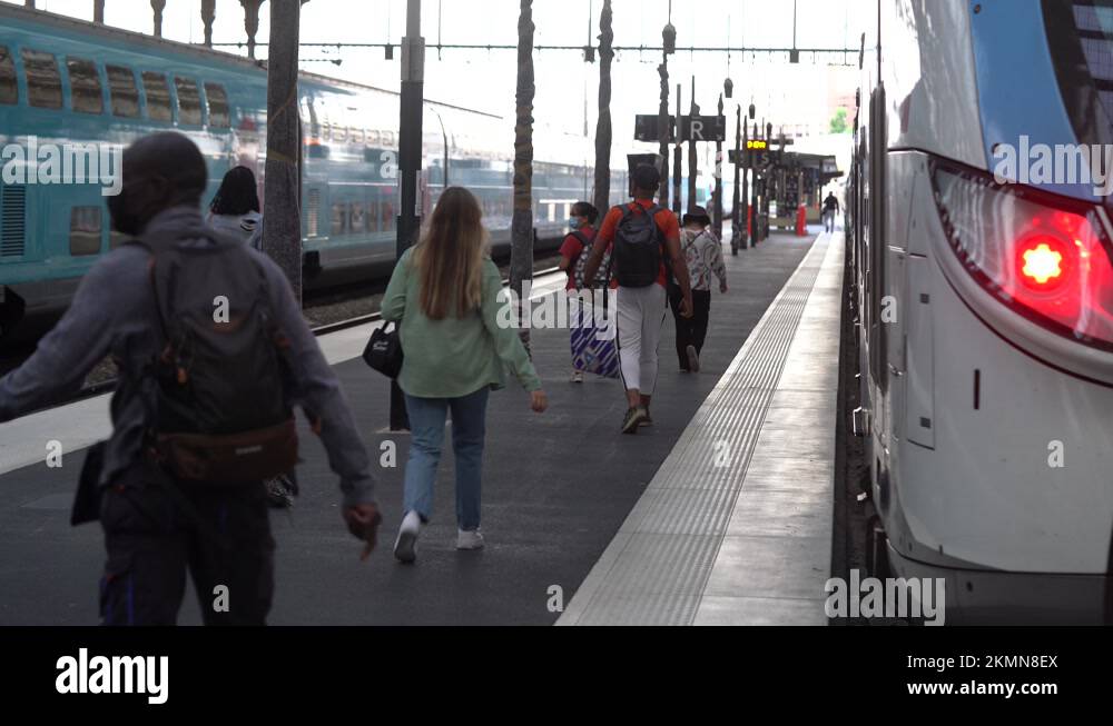 Train in both platform of a station Stock Videos & Footage - HD and 4K ...