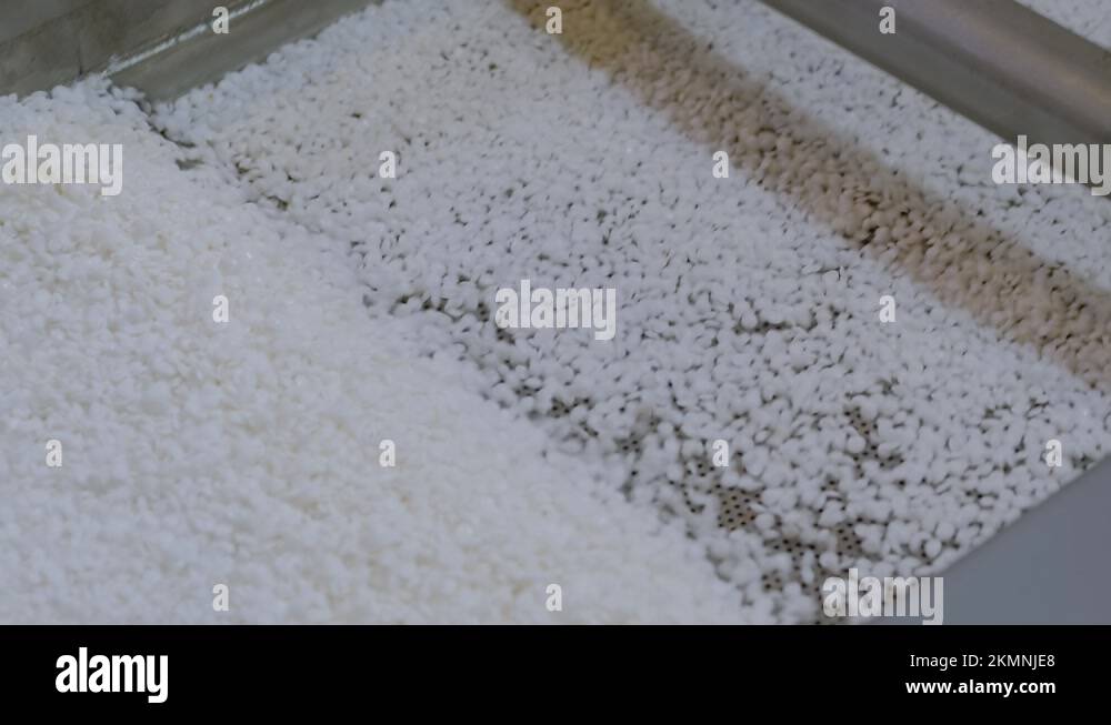 Recycled plastic granules on automatic shale shaker, conveyor belt ...