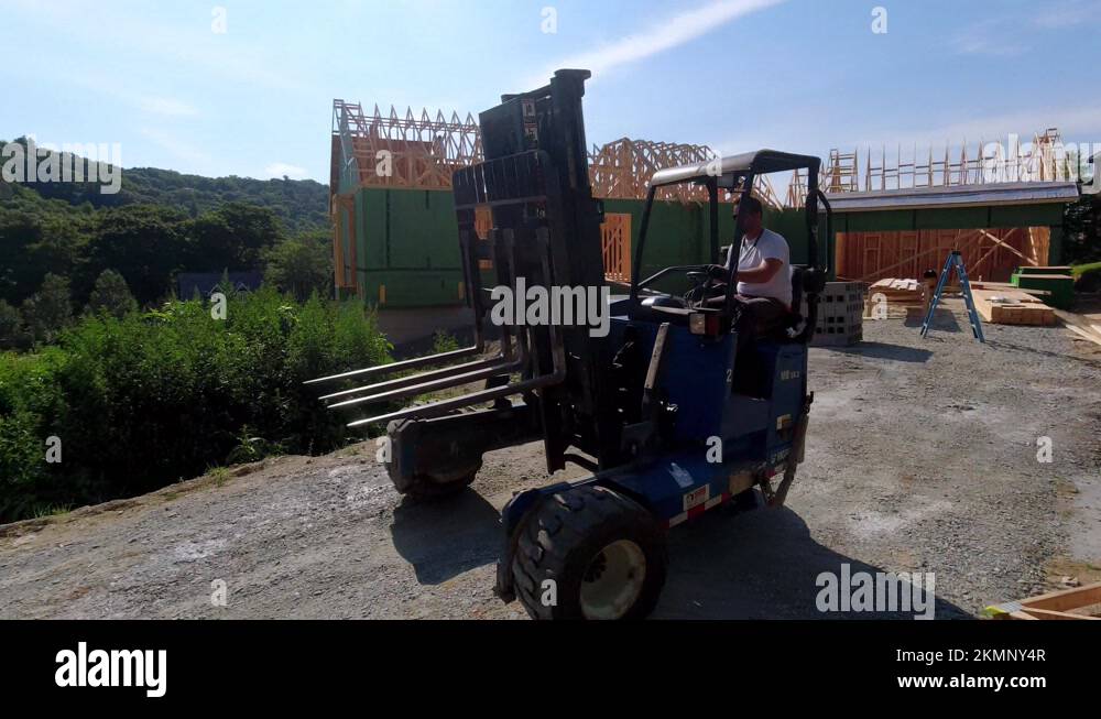 Forklift unloading block and building supplies at new home site Stock ...