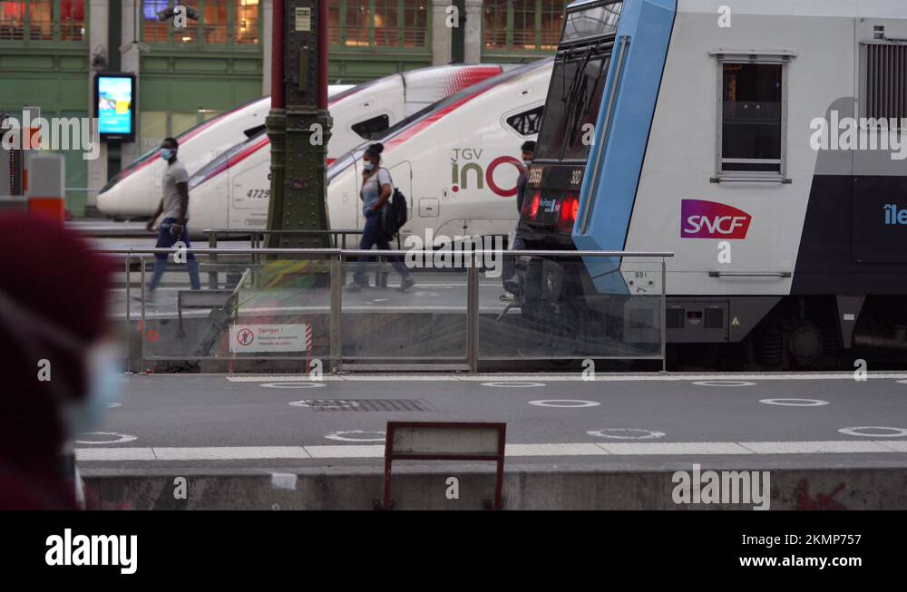 Passengers on train platforms Stock Videos & Footage - HD and 4K Video ...