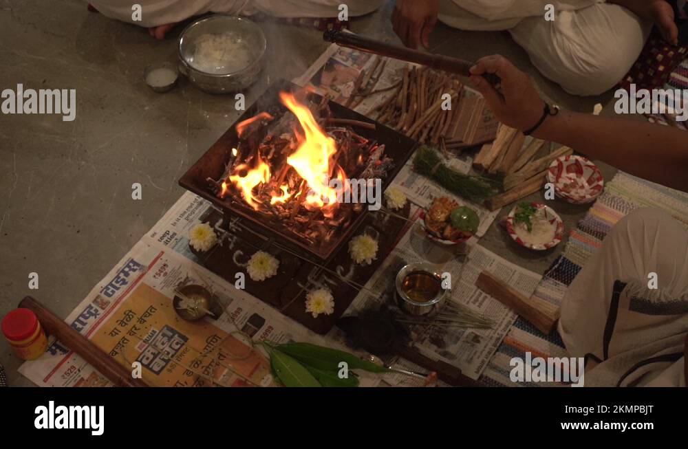 Fire sacrifice india Stock Videos & Footage - HD and 4K Video Clips - Alamy