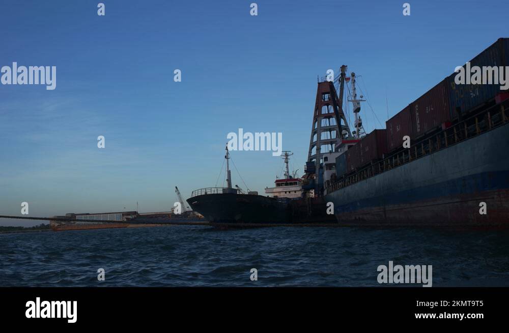 Container ships unload Stock Videos & Footage - HD and 4K Video Clips ...