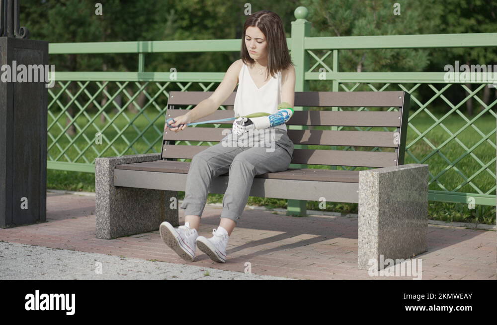 Girl is puts on bionic hand Bionics Cybernetic Robotic-arm Hand ...