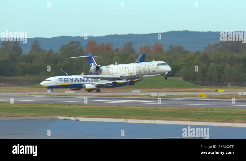 Mitsubishi crj plane Stock Videos & Footage - HD and 4K Video Clips - Alamy