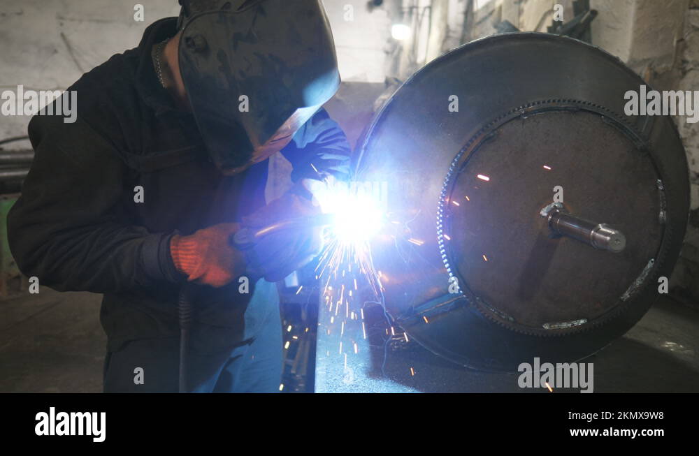 Welder labor laborer Stock Videos & Footage - HD and 4K Video Clips - Alamy