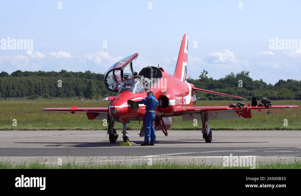 Red arrows aircraft Stock Videos & Footage - HD and 4K Video Clips - Alamy