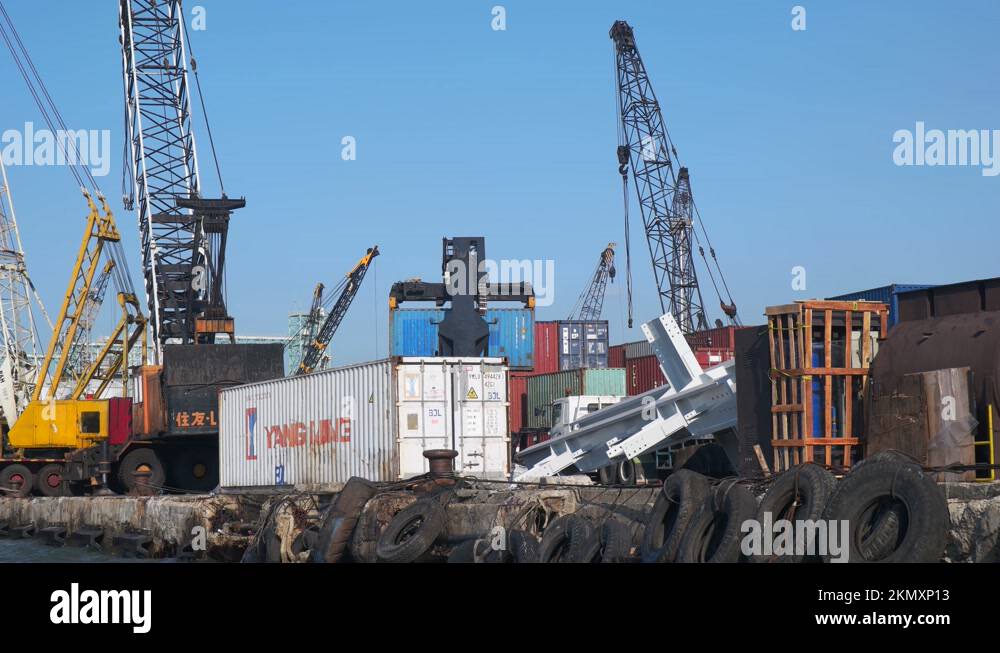 Reach stacker Stock Videos & Footage - HD and 4K Video Clips - Alamy