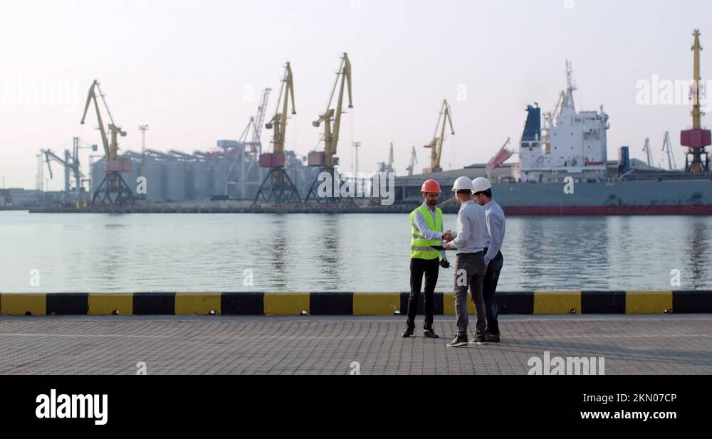 Seaport workers Stock Videos & Footage - HD and 4K Video Clips - Alamy