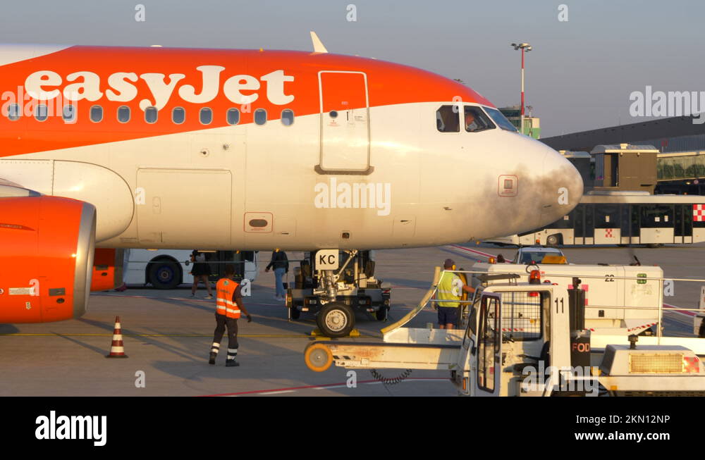 Ground servicing Stock Videos & Footage - HD and 4K Video Clips - Alamy