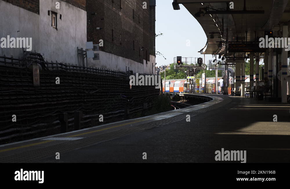 Jubilee line train Stock Videos & Footage - HD and 4K Video Clips - Alamy