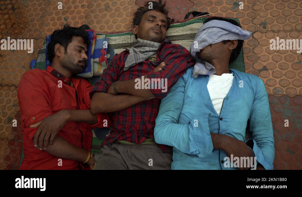 Homeless poor Indian men sleeping on the road, Mumbai, India Stock ...