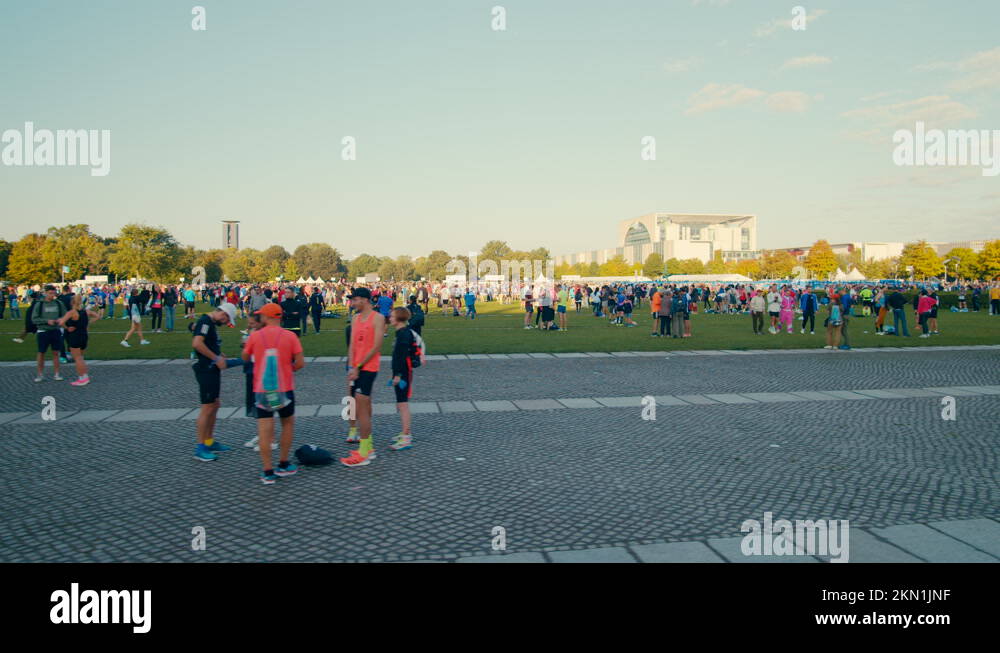 Marathon crowds Stock Videos & Footage - HD and 4K Video Clips - Alamy
