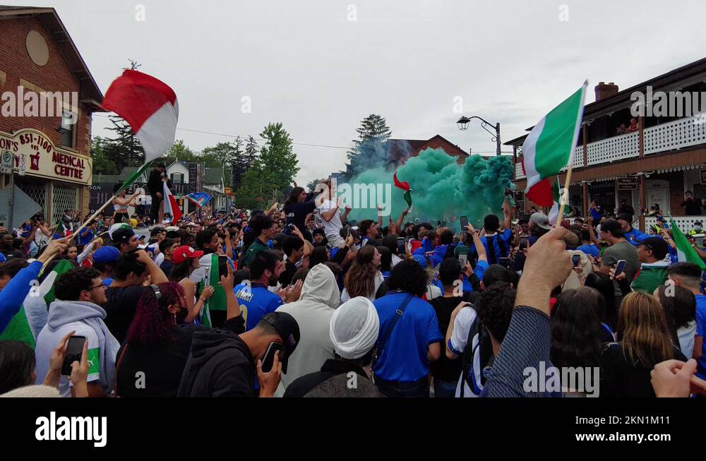Ecstatic crowd cheers celebrating the Italian team's victory at Euro ...