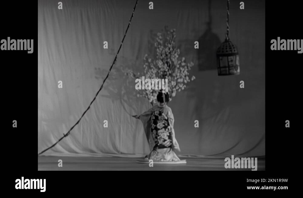 Japanese fan dance Stock Videos & Footage - HD and 4K Video Clips - Alamy