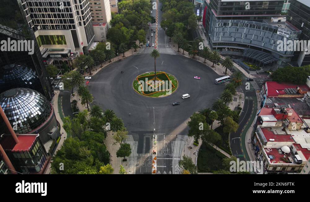 Roundabout la palma in Mexico city, Reforma avenue. Cars crossing Paseo ...