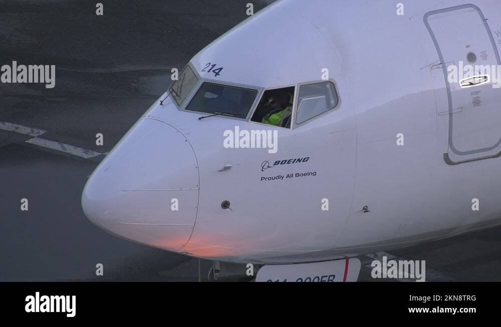 Boeing 737 jet Stock Videos & Footage - HD and 4K Video Clips - Alamy