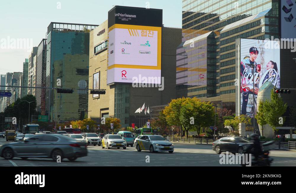 Cars start turning on green traffic light on Teheran-ro Road in Seoul ...