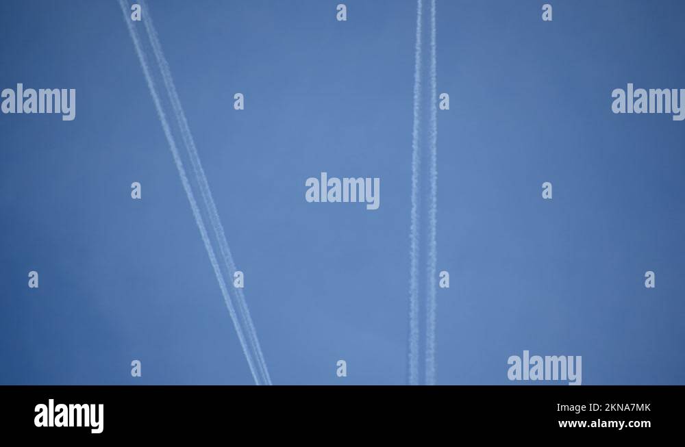 Airplanes contrail Stock Videos & Footage - HD and 4K Video Clips - Alamy