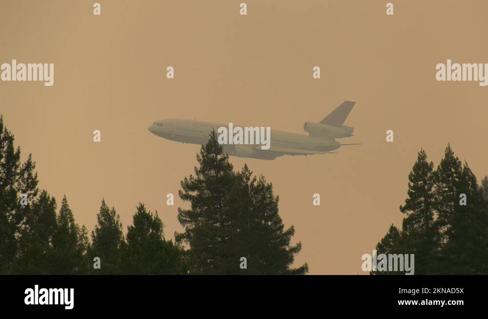 Airplane dropping Stock Videos & Footage - HD and 4K Video Clips - Alamy